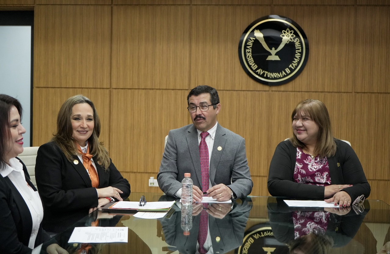 El rector Dámaso Anaya entrega nombramientos a titulares de Familia UAT - Desde Donde Estamos